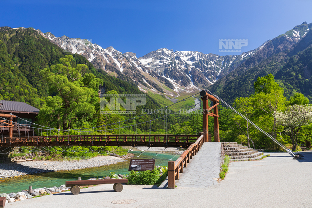 上高地河童橋 / ≪写真素材・ストックフォト≫ NNP PHOTO LIBRARY